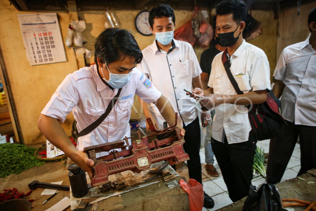 UJI TERA PEDAGANG PASAR ANYAR | ANTARA Foto UJI TERA PEDAGANG PASAR ANYAR | ANTARA Foto