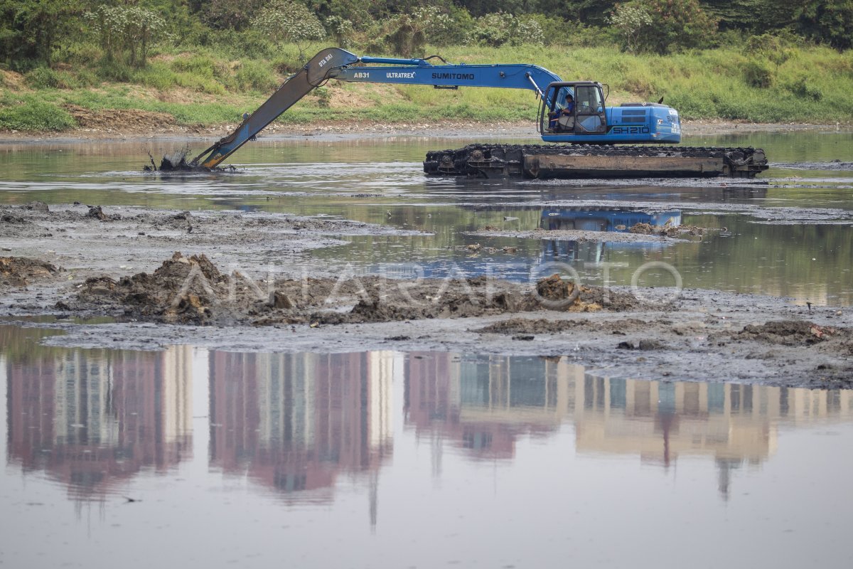 GEREBEK LUMPUR ANTISIPASI BANJIR | ANTARA Foto