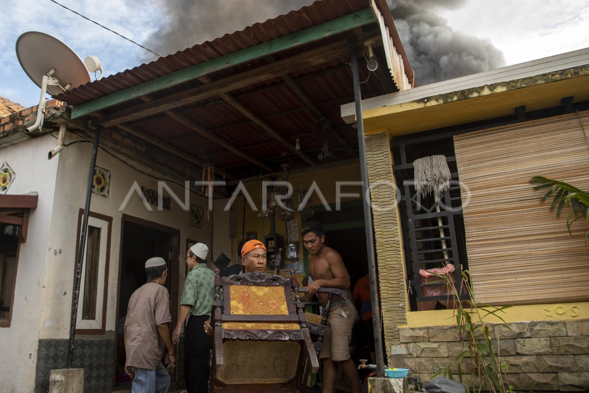 KEBAKARAN PEMUKIMAN PADAT PENDUDUK DI PALEMBANG | ANTARA Foto KEBAKARAN PEMUKIMAN PADAT PENDUDUK DI PALEMBANG | ANTARA Foto