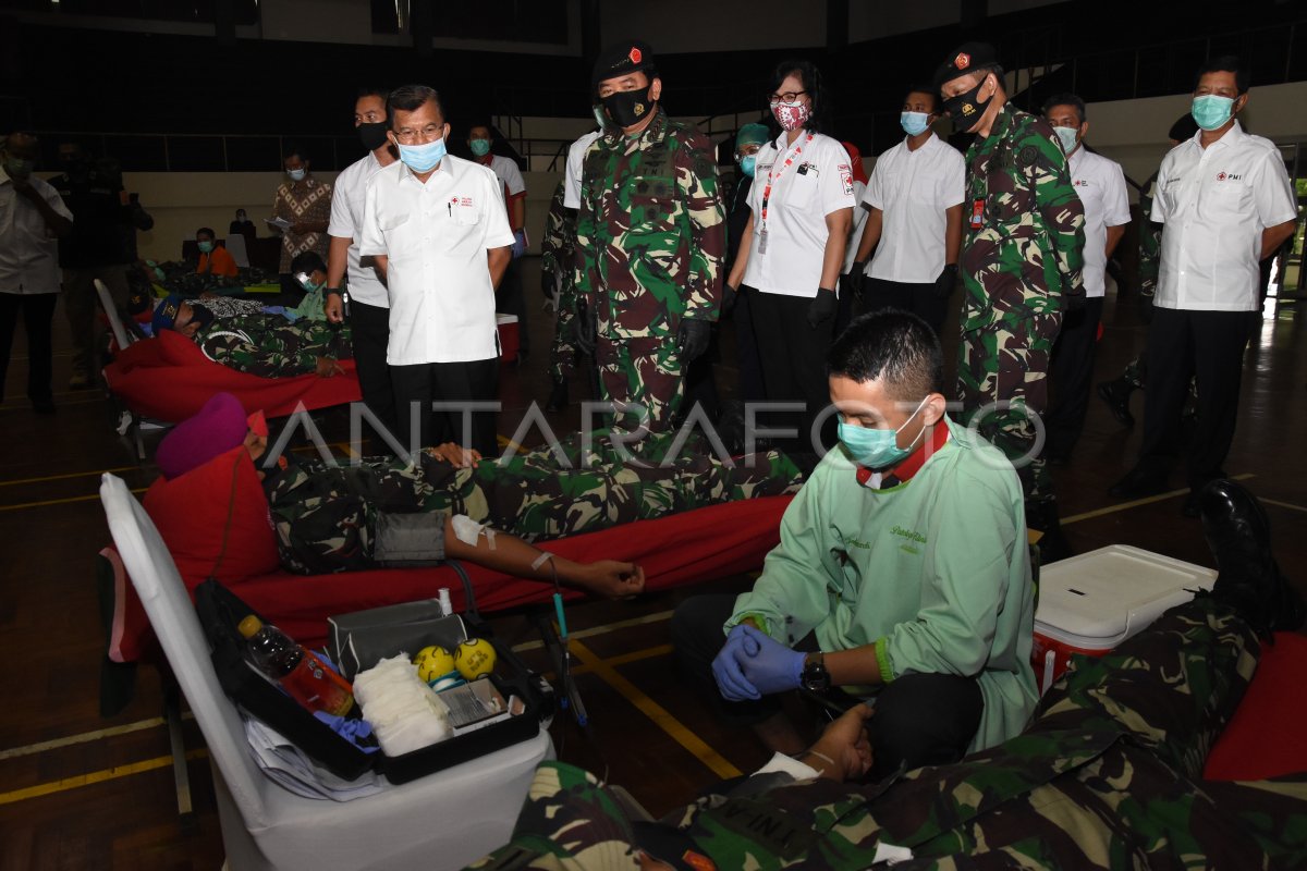 TNI GELAR DONOR DARAH DAN PEMBAGIAN SEMBAKO | ANTARA Foto