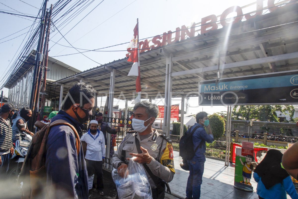 SOSIALISASI PENGGUNAAN MASKER SESUAI STANDAR KESEHATAN DI STASIU | ANTARA Foto