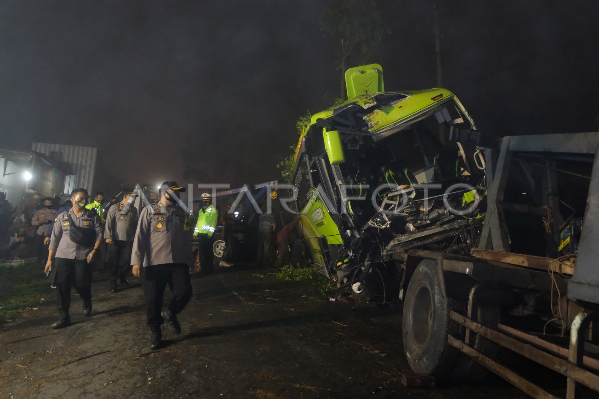 KECELAKAAN BUS PARIWISATA DI WONOSOBO | ANTARA Foto KECELAKAAN BUS PARIWISATA DI WONOSOBO | ANTARA Foto