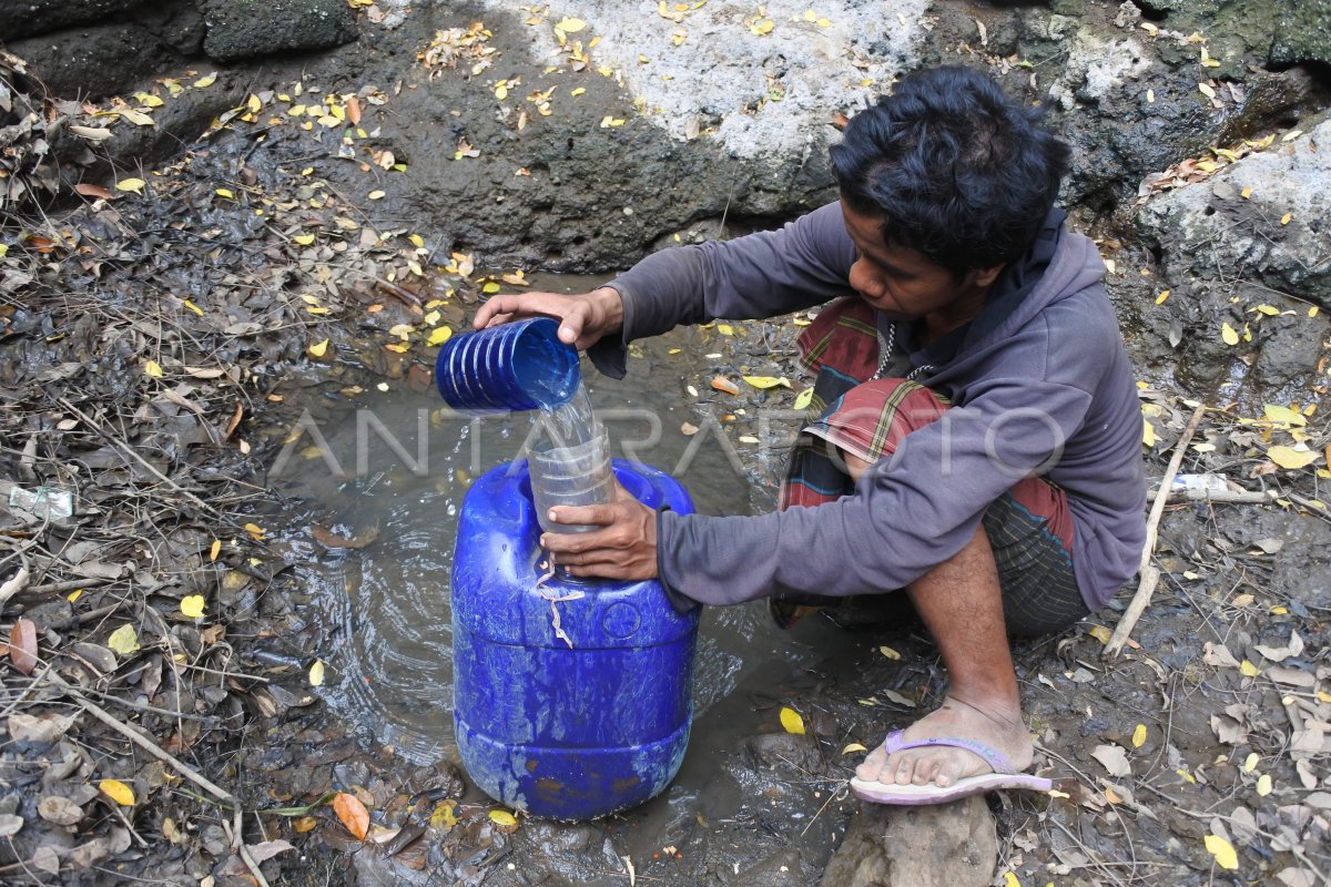KESULITAN AIR BERSIH | ANTARA Foto