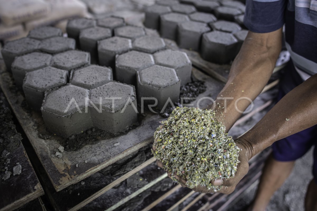 PAVING BLOCK BERBAHAN SAMPAH PLASTIK | ANTARA Foto