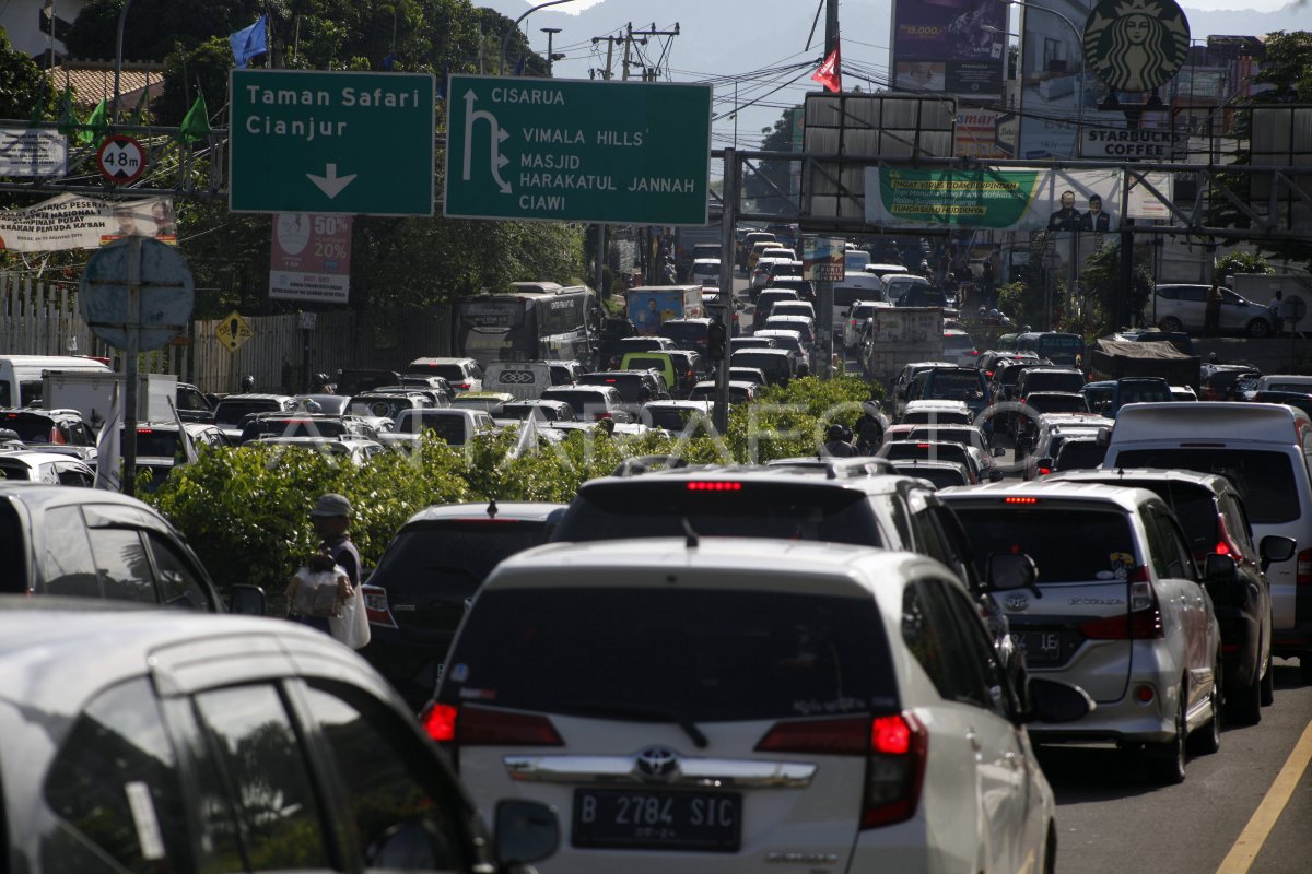 JALUR PUNCAK MACET SAAT LIBUR PANJANG | ANTARA Foto