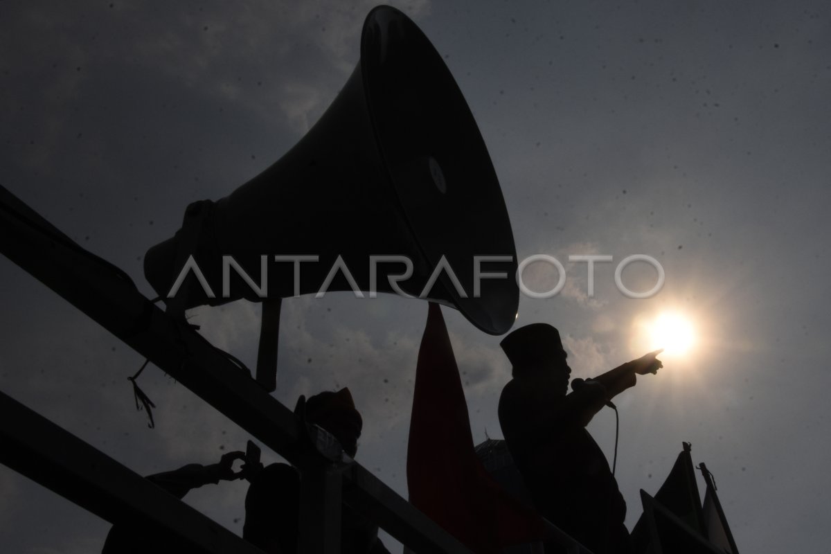 UNJUK RASA TOLAK OMNIBUS LAW DI HARI SUMPAH PEMUDA | ANTARA Foto UNJUK RASA TOLAK OMNIBUS LAW DI HARI SUMPAH PEMUDA | ANTARA Foto