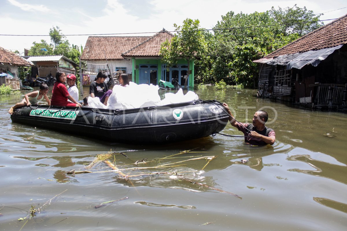 BANTUAN UNTUK KORBAN BANJIR | ANTARA Foto