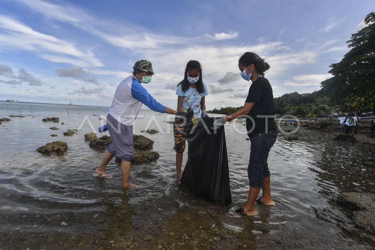 AKSI BERSIH SAMPAH DI PANTAI | ANTARA Foto