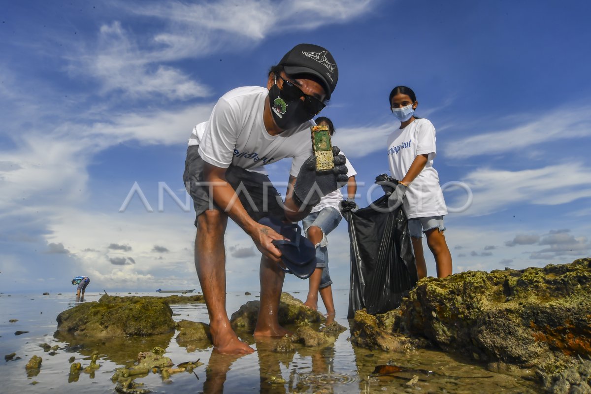 AKSI BERSIH SAMPAH DI PANTAI | ANTARA Foto