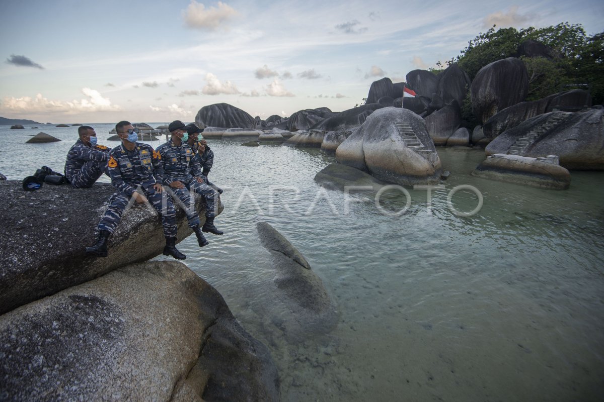 TARUNA AAL KUNJUNGI 'ALIF STONE' NATUNA | ANTARA Foto TARUNA AAL KUNJUNGI 'ALIF STONE' NATUNA | ANTARA Foto