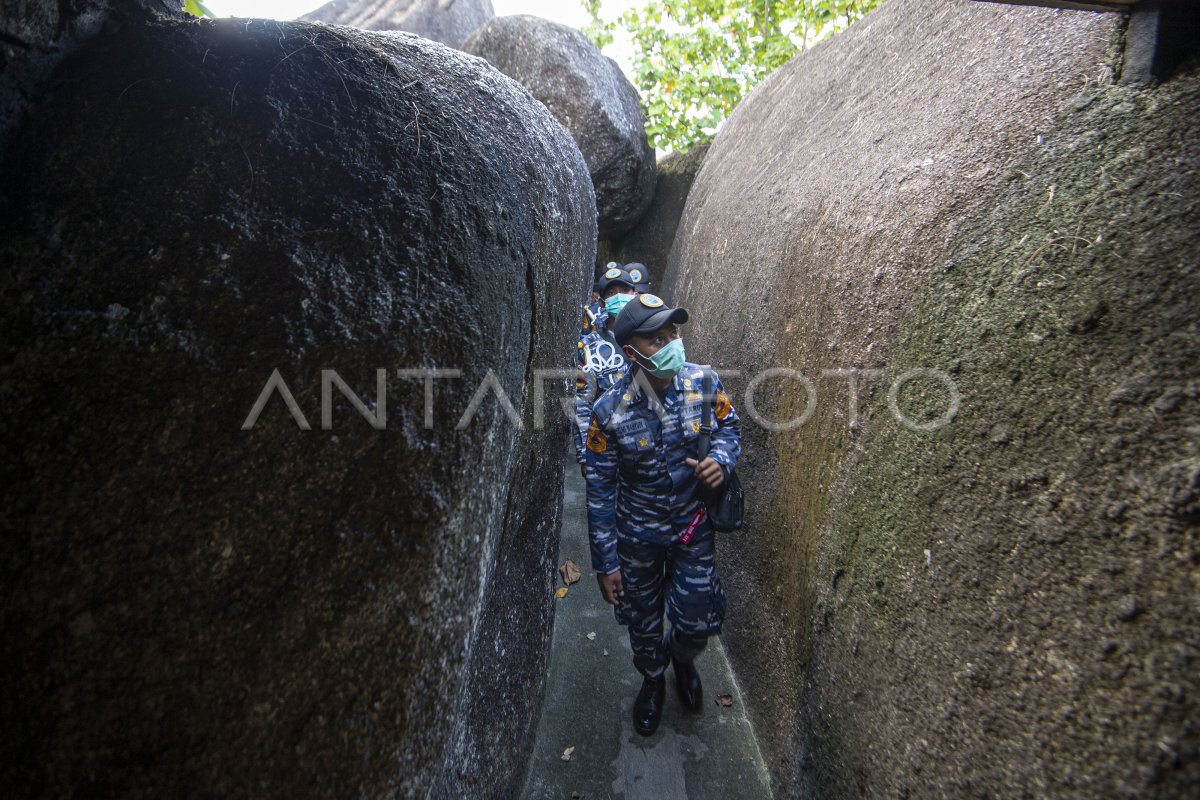 TARUNA AAL KUNJUNGI 'ALIF STONE' NATUNA | ANTARA Foto TARUNA AAL KUNJUNGI 'ALIF STONE' NATUNA | ANTARA Foto