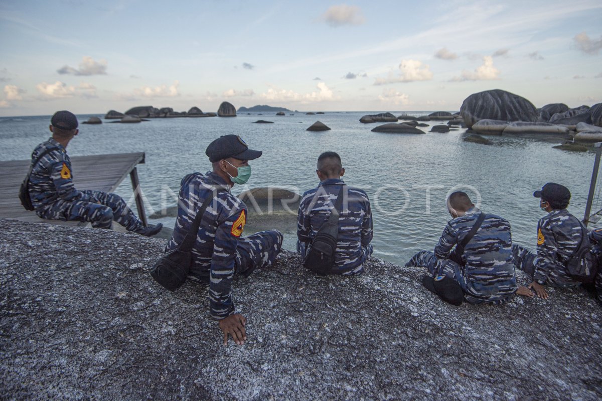 TARUNA AAL KUNJUNGI 'ALIF STONE' NATUNA | ANTARA Foto TARUNA AAL KUNJUNGI 'ALIF STONE' NATUNA | ANTARA Foto