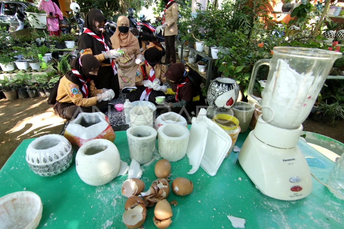 PRAMUKA BELAJAR OLAH SAMPAH | ANTARA Foto PRAMUKA BELAJAR OLAH SAMPAH | ANTARA Foto