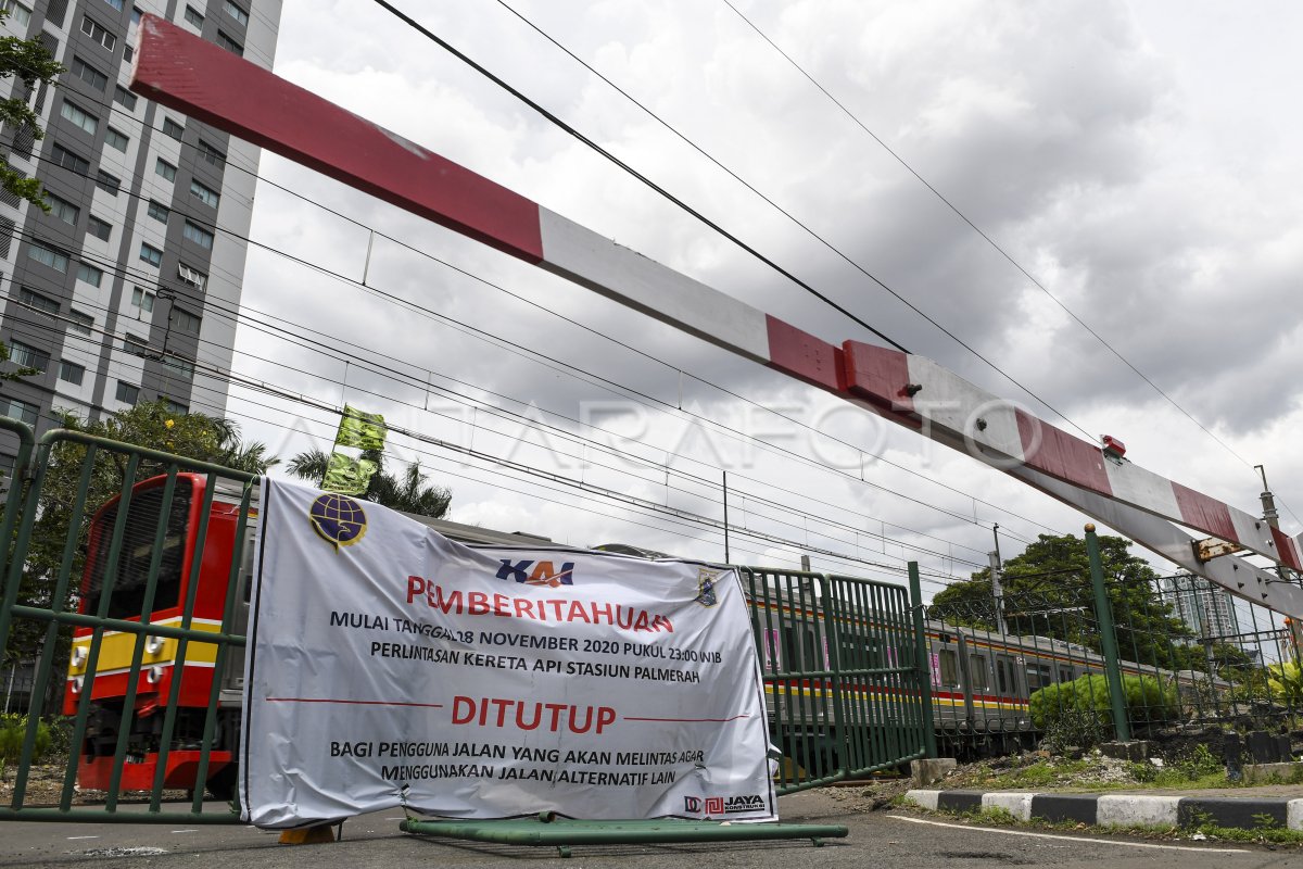 PENUTUPAN PERLINTASAN SEBIDANG STASIUN PALMERAH | ANTARA Foto