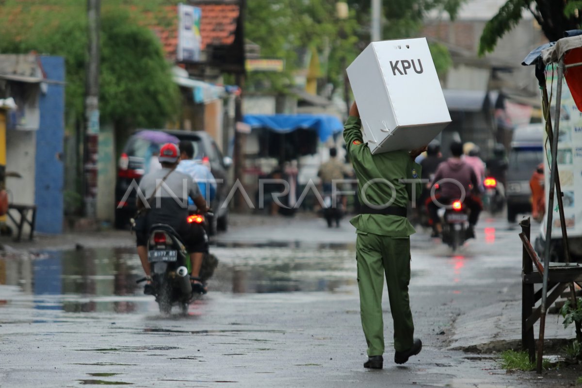 DISTRIBUSI LOGISTIK PILKADA KOTA SURABAYA KE TPS | ANTARA Foto