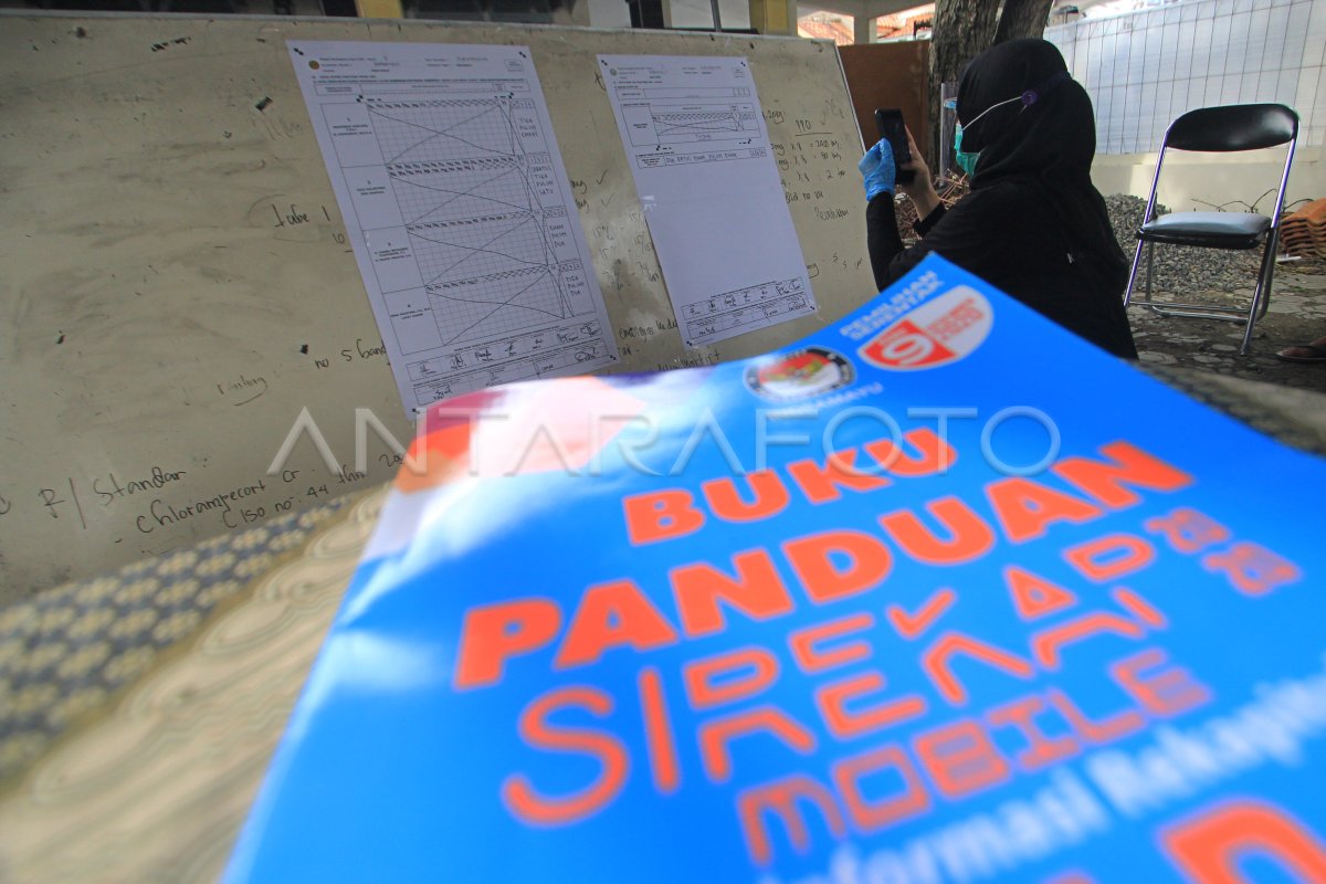PENGHITUNGAN SUARA DENGAN SIREKAP | ANTARA Foto
