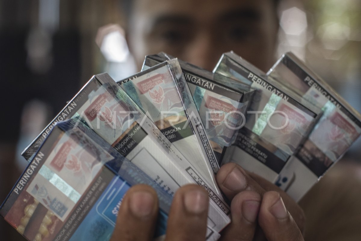 CUKAI ROKOK NAIK | ANTARA Foto