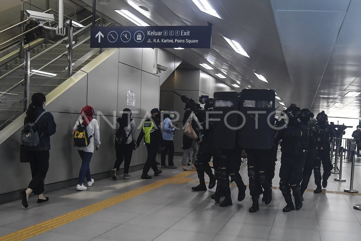SIMULASI PENANGANAN ANCAMAN BOM DAN TERORISME | ANTARA Foto