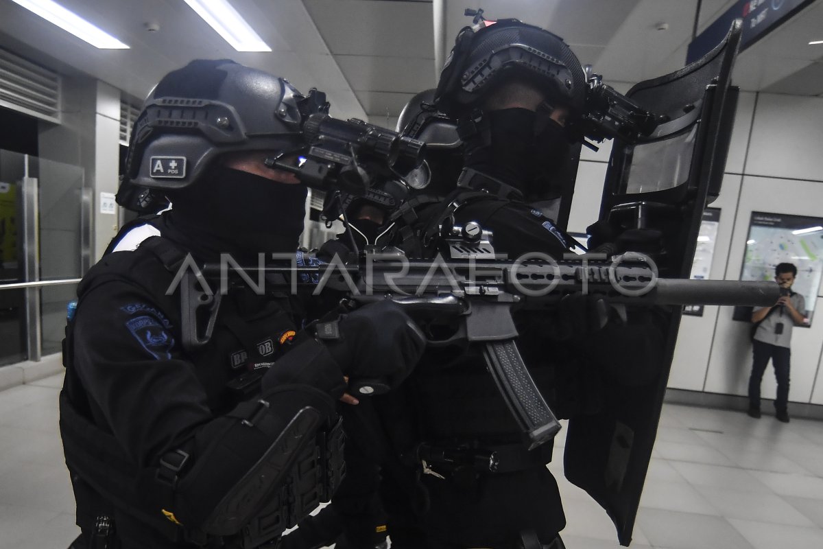 SIMULASI PENANGANAN ANCAMAN BOM DAN TERORISME | ANTARA Foto