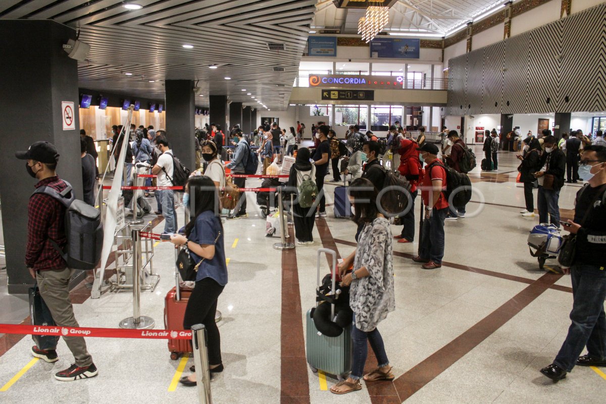 JUMLAH PENUMPANG BANDARA JUANDA MENURUN | ANTARA Foto JUMLAH PENUMPANG BANDARA JUANDA MENURUN | ANTARA Foto