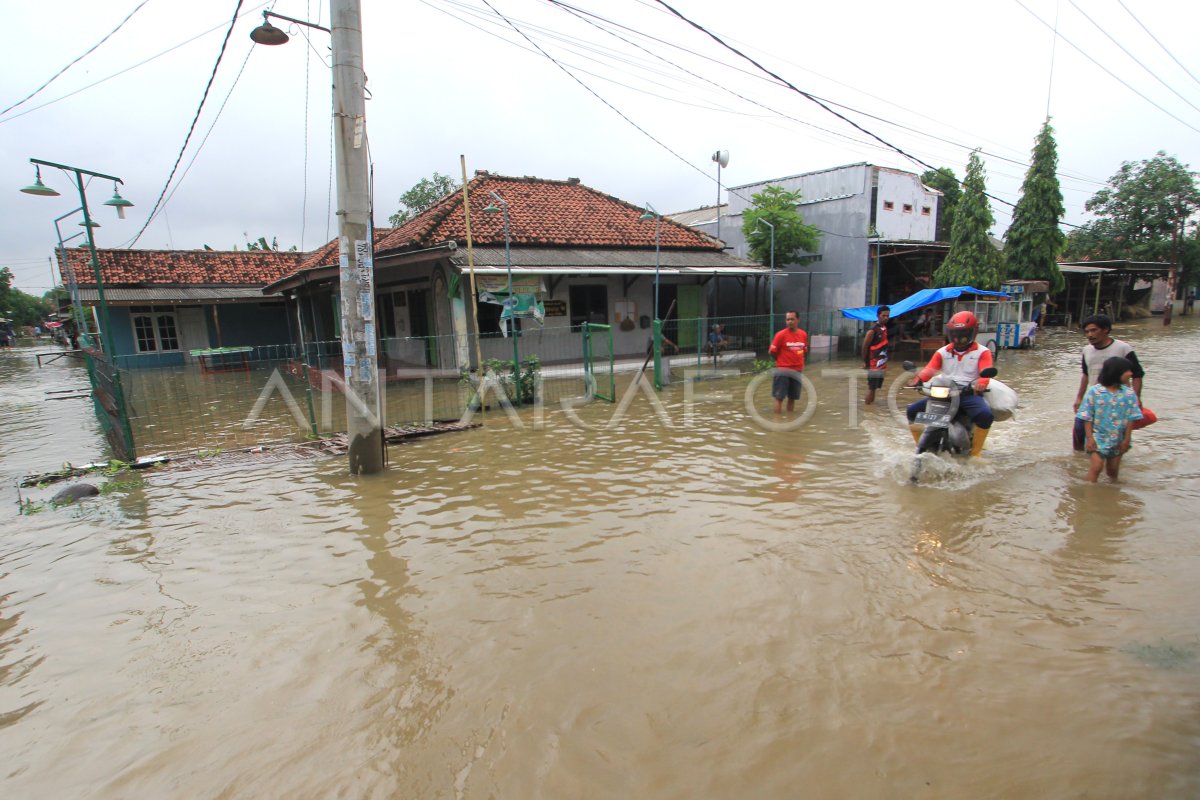 BANJIR LUAPAN SUNGAI INDRAMAYU | ANTARA Foto