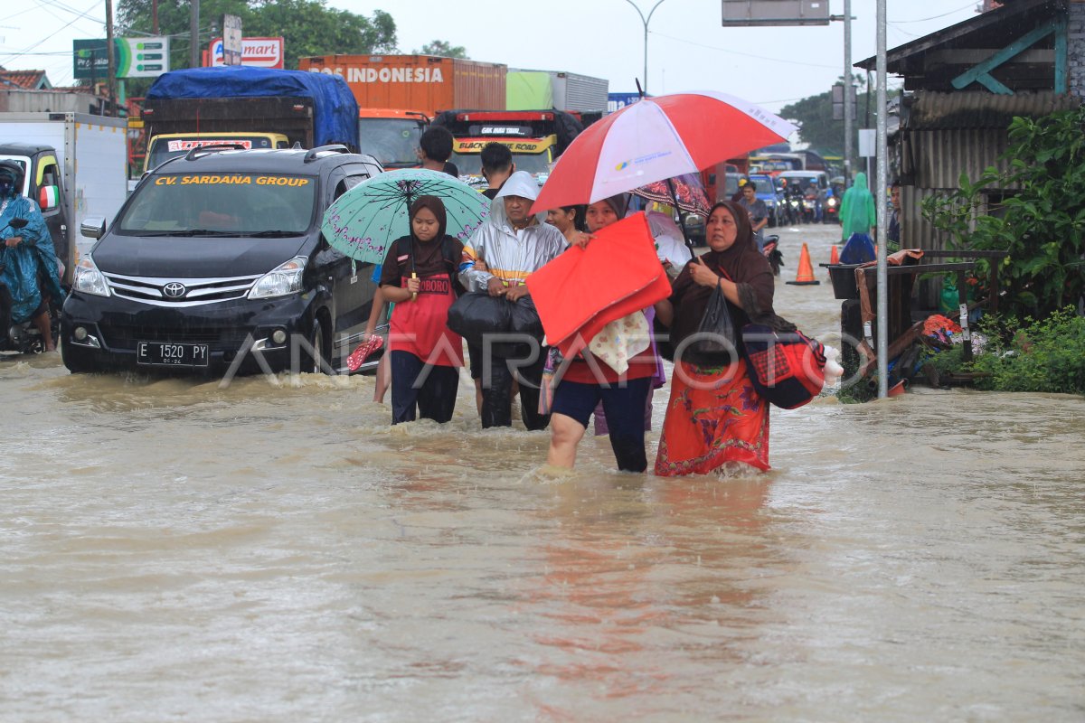 BANJIR LUAPAN SUNGAI CIPANAS | ANTARA Foto