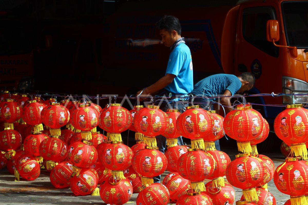 RIBUAN LAMPION IMLEK HIASI PONTIANAK | ANTARA Foto RIBUAN LAMPION IMLEK HIASI PONTIANAK | ANTARA Foto