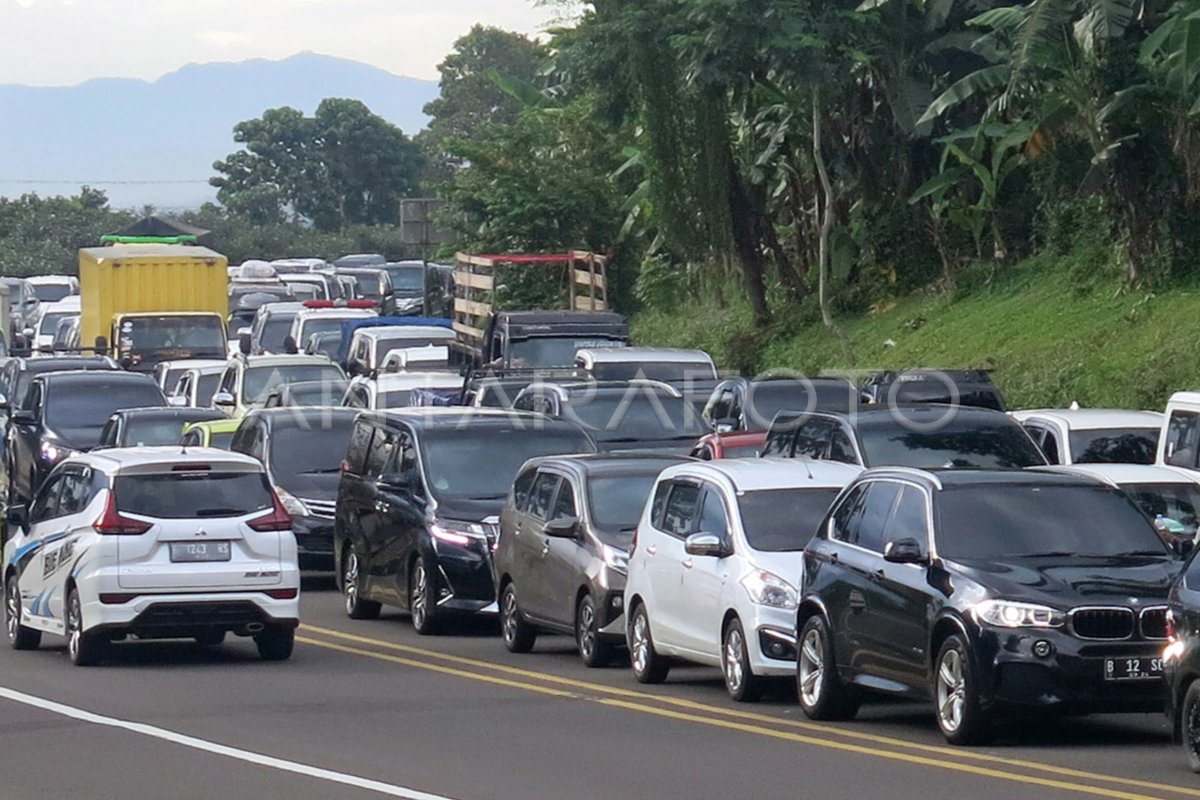 KEPADATAN KENDARAAN JALUR PUNCAK JELANG LIBUR IMLEK | ANTARA Foto