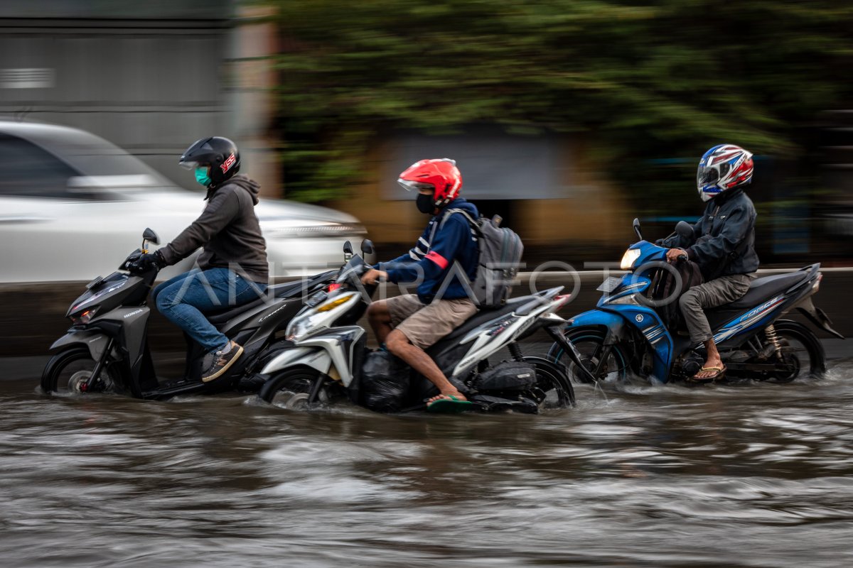 BANJIR DI JALUR PANTURA SEMARANG BERANGSUR SURUT | ANTARA Foto