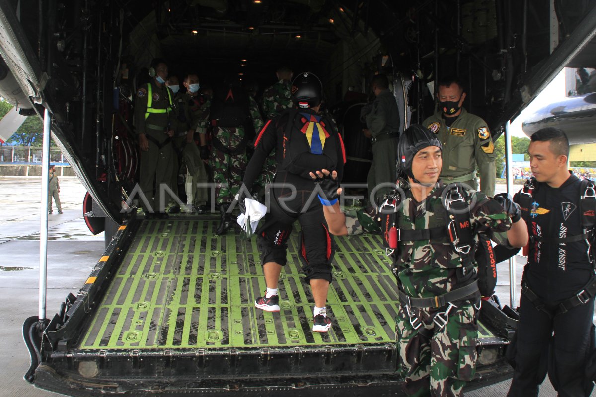 LATIHAN TERJUN PAYUNG TNI AU DI KUPANG | ANTARA Foto LATIHAN TERJUN PAYUNG TNI AU DI KUPANG | ANTARA Foto