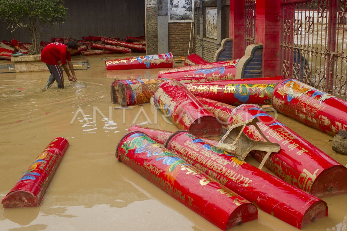 PASCABANJIR DI KAWASAN PECINAN KARAWANG | ANTARA Foto PASCABANJIR DI KAWASAN PECINAN KARAWANG | ANTARA Foto