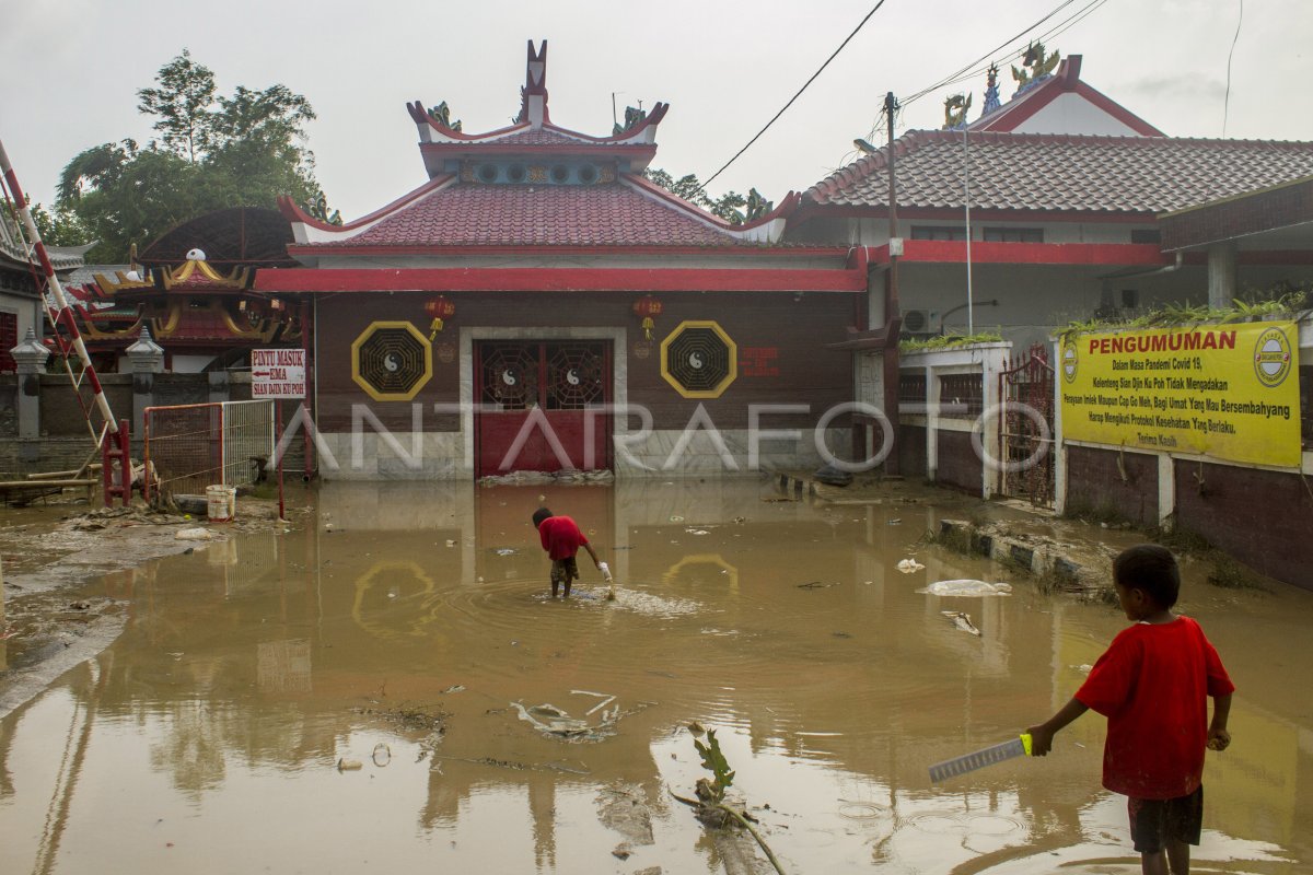 PASCABANJIR DI KAWASAN PECINAN KARAWANG | ANTARA Foto PASCABANJIR DI KAWASAN PECINAN KARAWANG | ANTARA Foto
