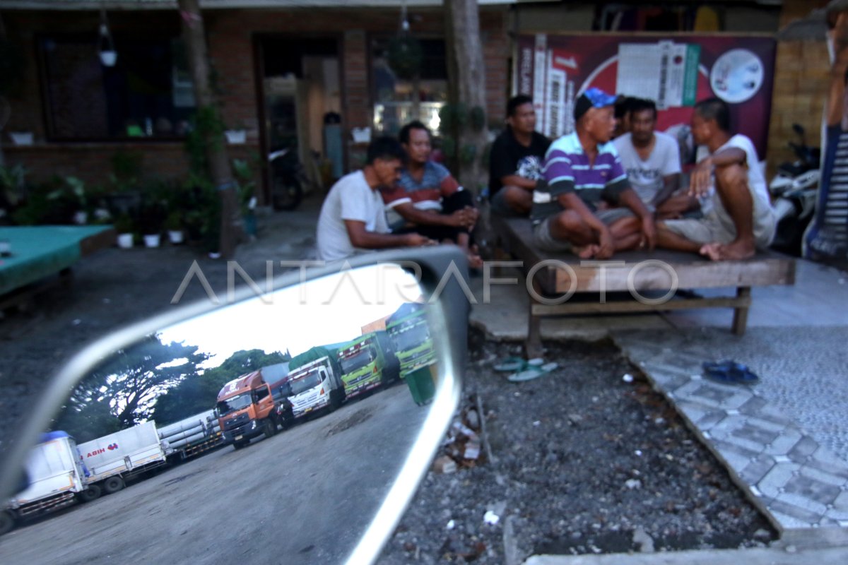 ANTREAN TRUK DI KANTONG PARKIR PELABUHAN | ANTARA Foto ANTREAN TRUK DI KANTONG PARKIR PELABUHAN | ANTARA Foto