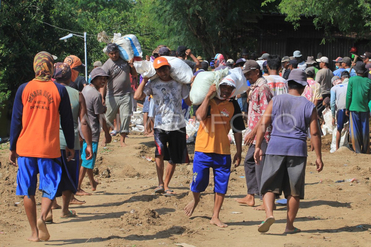 WARGA GOTONG ROYONG PERBAIKI TANGGUL | ANTARA Foto