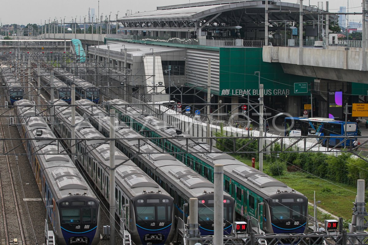 TARGET PENGGUNA TRANSPORTASI MASSAL | ANTARA Foto
