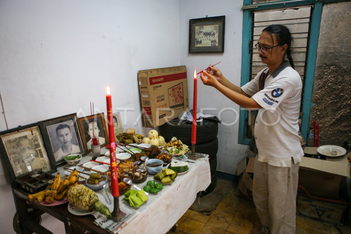 SEMBAHYANG CENG BENG DI RUMAH | ANTARA Foto