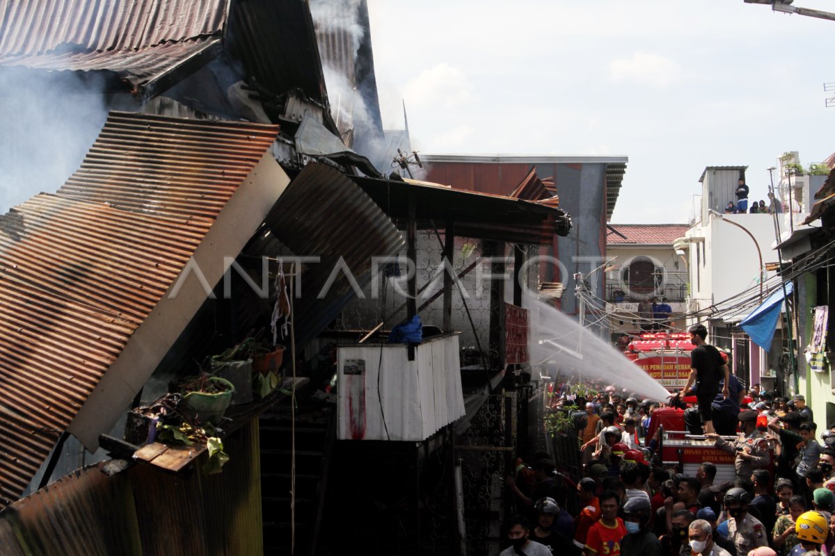 KEBAKARAN PERMUKIMAN PADAT PENDUDUK DI MAKASSAR | ANTARA Foto KEBAKARAN PERMUKIMAN PADAT PENDUDUK DI MAKASSAR | ANTARA Foto