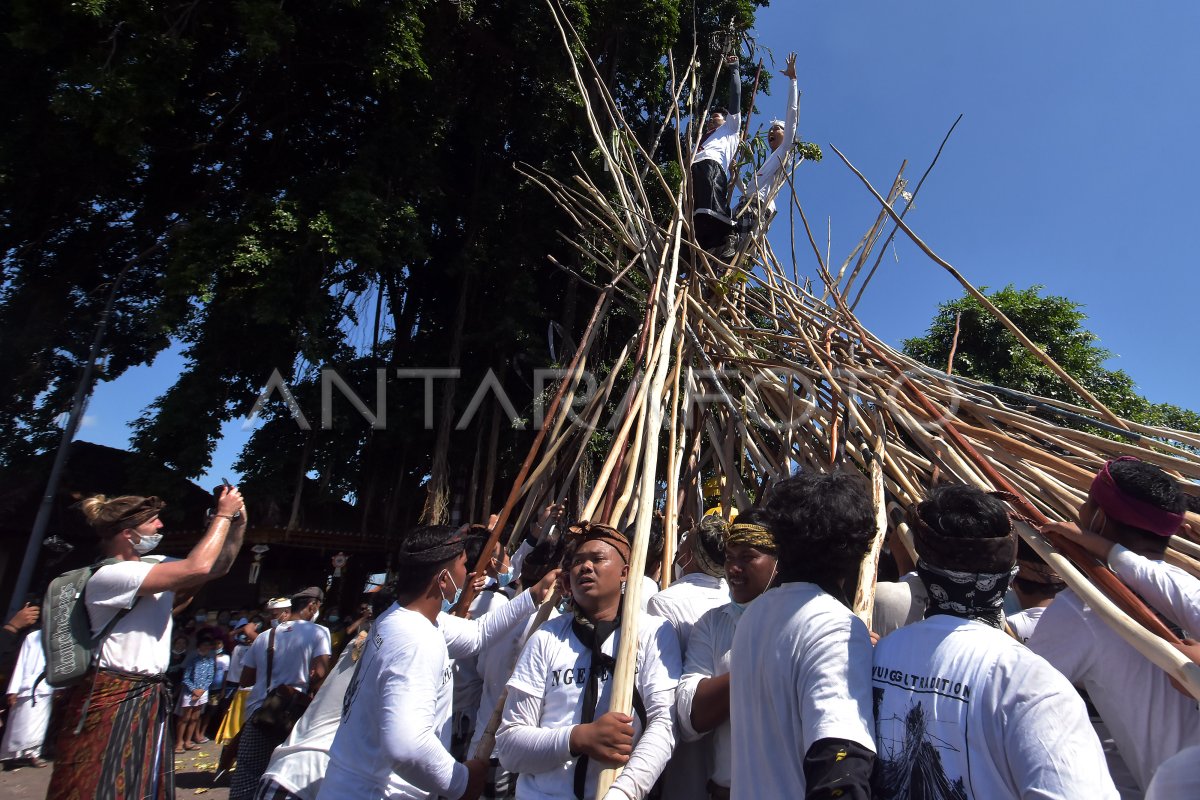 TRADISI MEKOTEK SAAT HARI RAYA KUNINGAN | ANTARA Foto