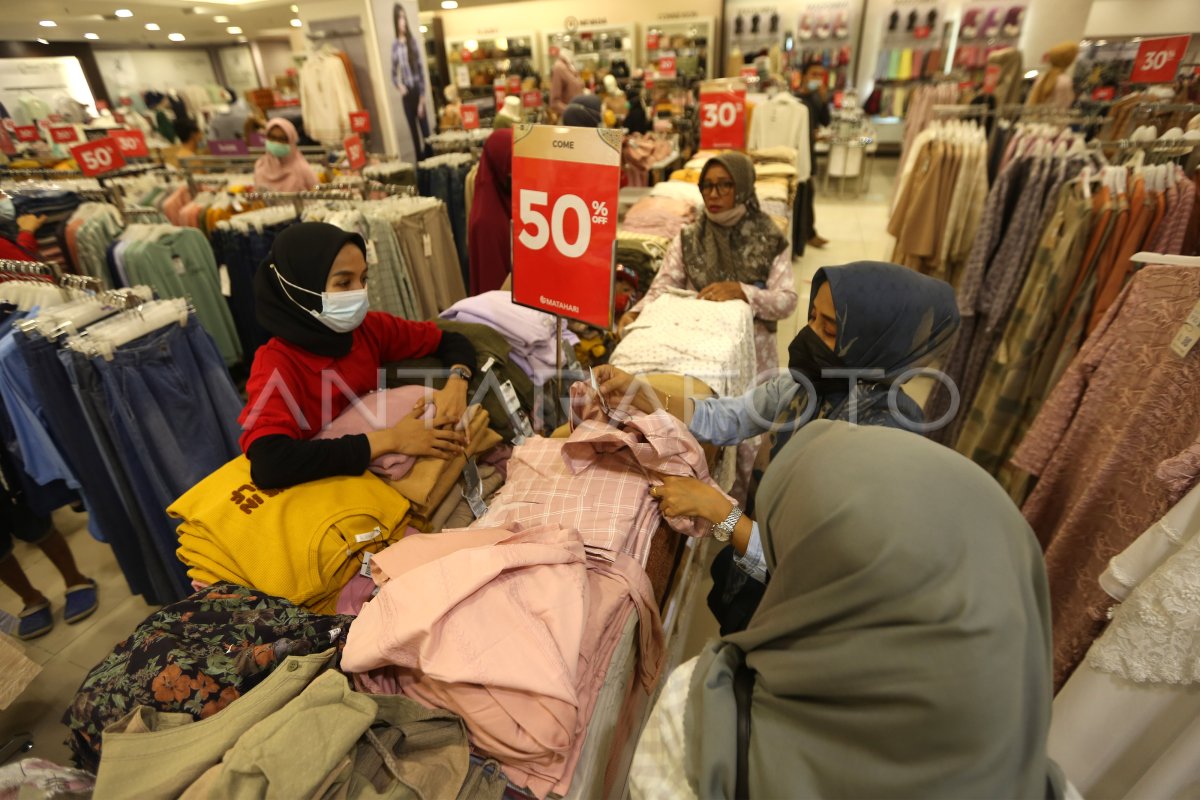 DISKON BESAR BELANJA LEBARAN | ANTARA Foto