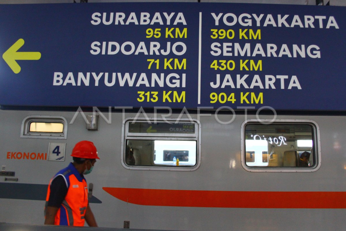 PENJUALAN TIKET KERETA JELANG LARANGAN MUDIK | ANTARA Foto PENJUALAN TIKET KERETA JELANG LARANGAN MUDIK | ANTARA Foto