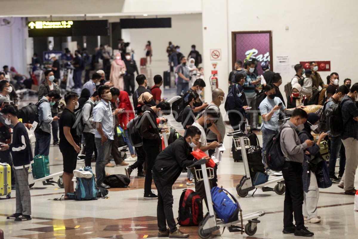 PENUMPANG DI BANDARA JUANDA MENINGKAT | ANTARA Foto PENUMPANG DI BANDARA JUANDA MENINGKAT | ANTARA Foto