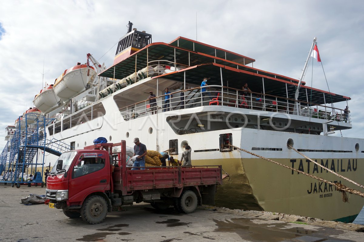 DISTRIBUSI LOGISTIK JELANG IDUL FITRI DI PAPUA BARAT | ANTARA Foto DISTRIBUSI LOGISTIK JELANG IDUL FITRI DI PAPUA BARAT | ANTARA Foto