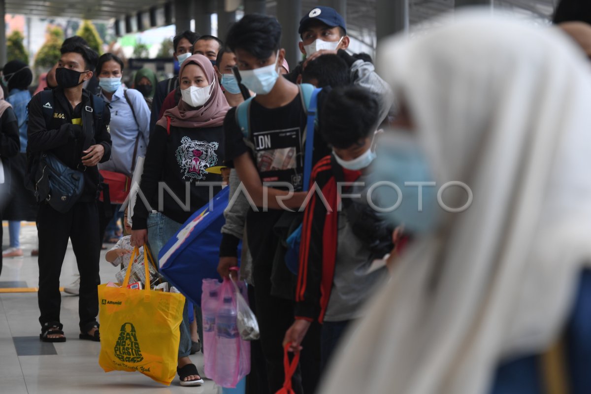 PENUMPANG KA JARAK JAUH MENINGKAT | ANTARA Foto PENUMPANG KA JARAK JAUH MENINGKAT | ANTARA Foto