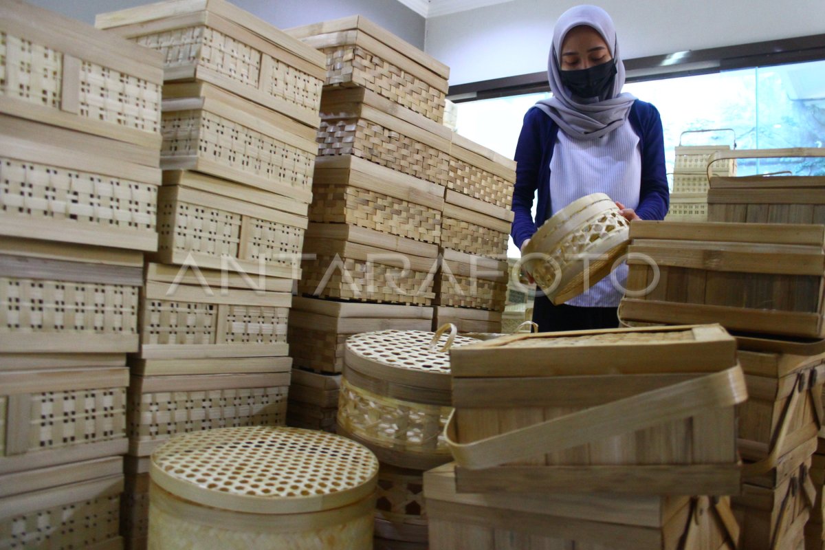 PESANAN KERAJINAN ANYAMAN BAMBU MENINGKAT | ANTARA Foto