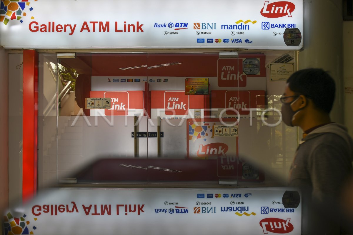 BIAYA TRANSAKSI ATM LINK | ANTARA Foto