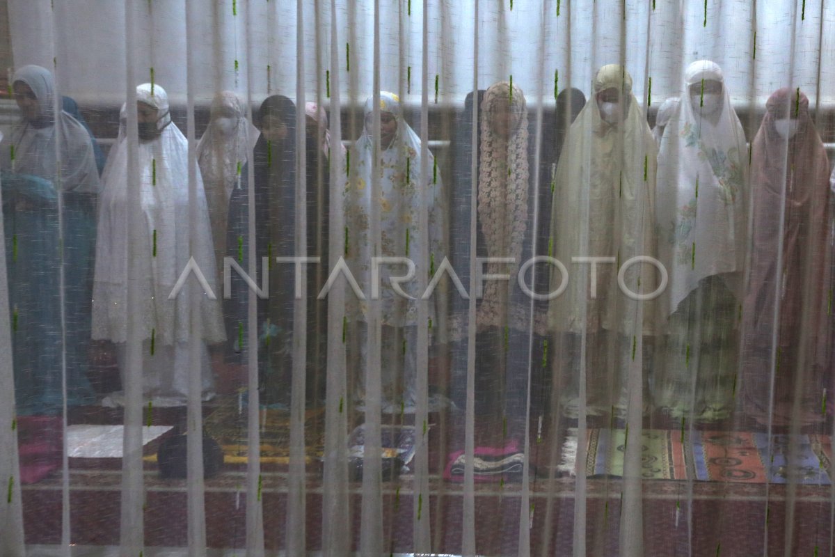 SHALAT GERHANA BULAN DI ACEH | ANTARA Foto SHALAT GERHANA BULAN DI ACEH | ANTARA Foto