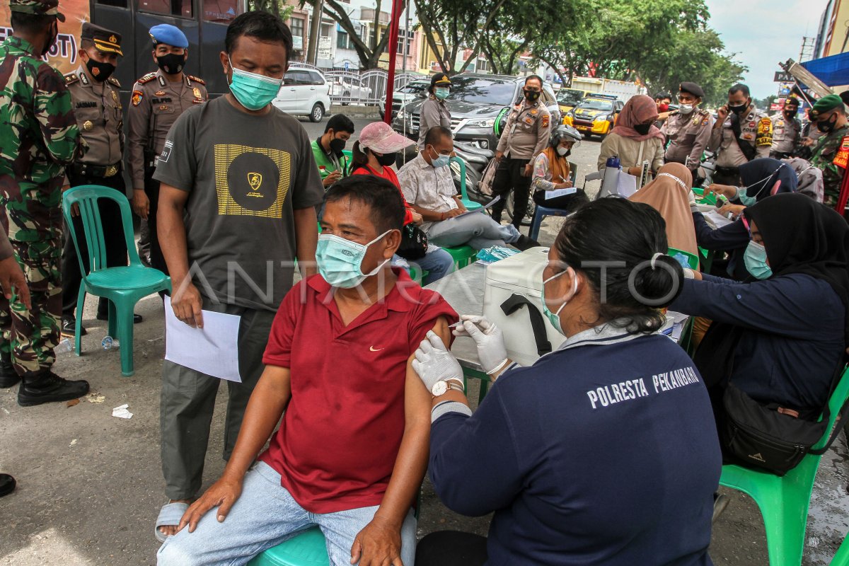 VAKSINASI DAN TRACING COVID-19 KELILING | ANTARA Foto VAKSINASI DAN TRACING COVID-19 KELILING | ANTARA Foto