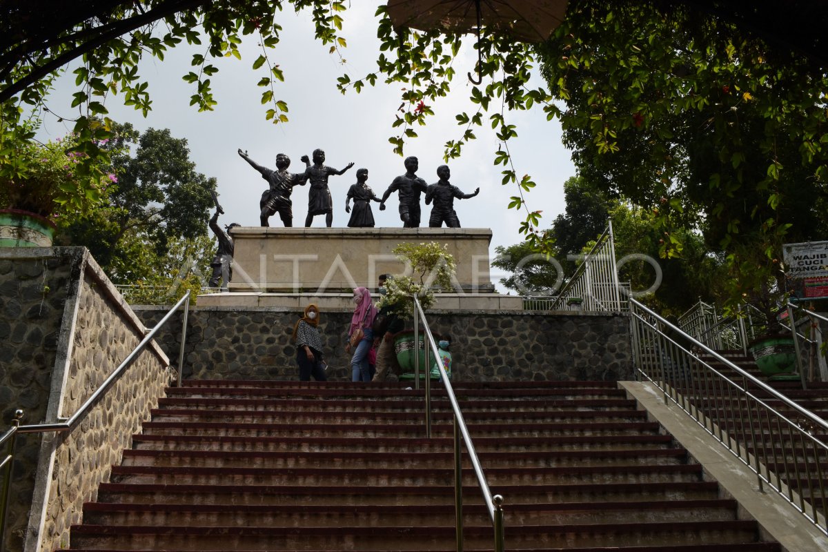 WISATA MONUMEN KRESEK SAAT HARI LAHIR PANCASILA | ANTARA Foto WISATA MONUMEN KRESEK SAAT HARI LAHIR PANCASILA | ANTARA Foto