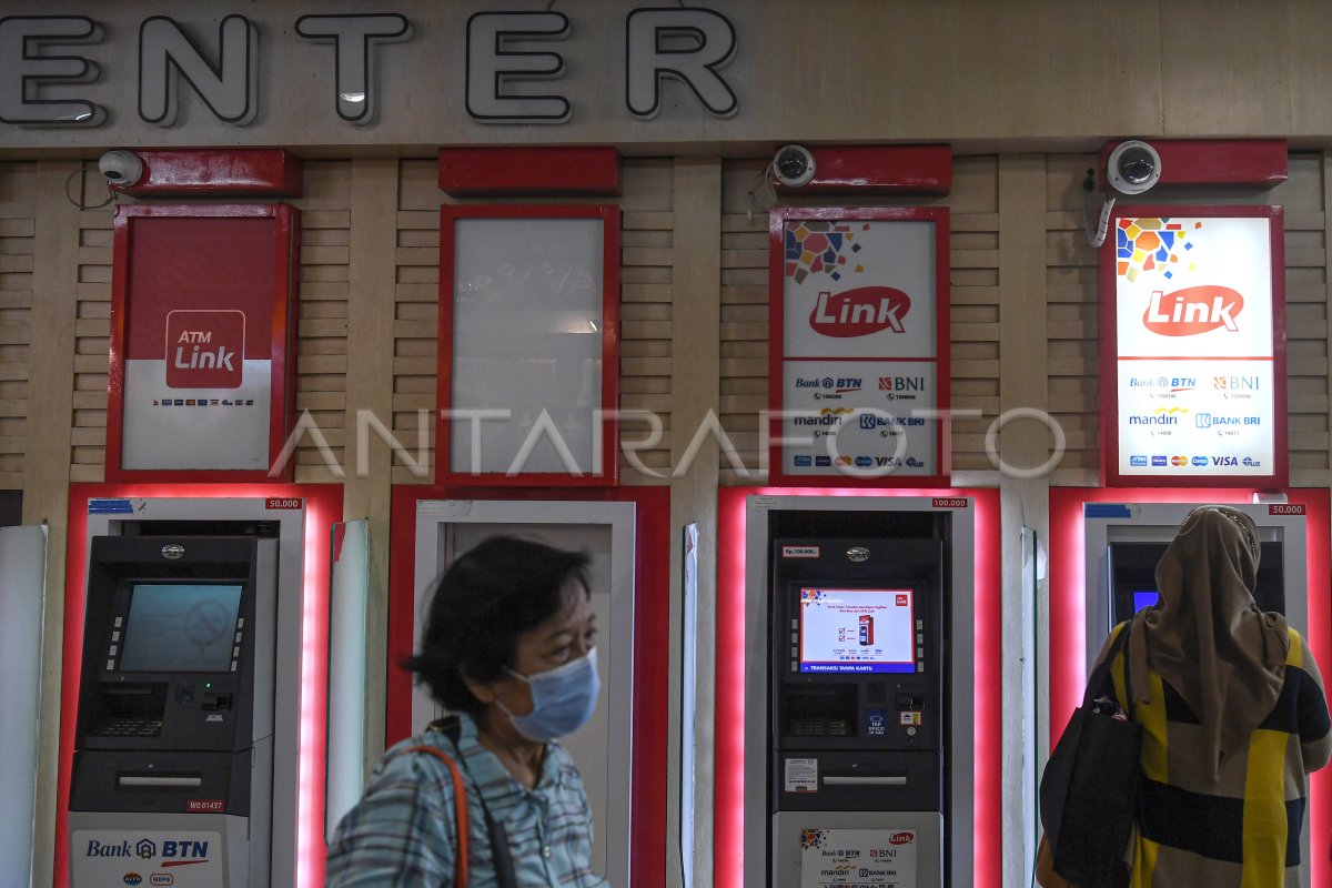 PENUNDAAN PENYESUAIAN BIAYA TRANSAKSI ATM LINK | ANTARA Foto