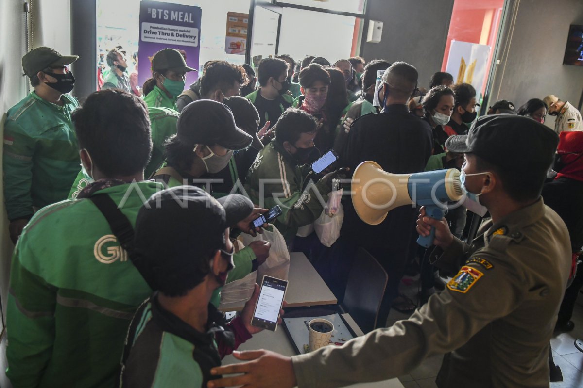 ANTREAN OJEK DARING MEMBELUDAK DI MCDONALDS | ANTARA Foto ANTREAN OJEK DARING MEMBELUDAK DI MCDONALDS | ANTARA Foto